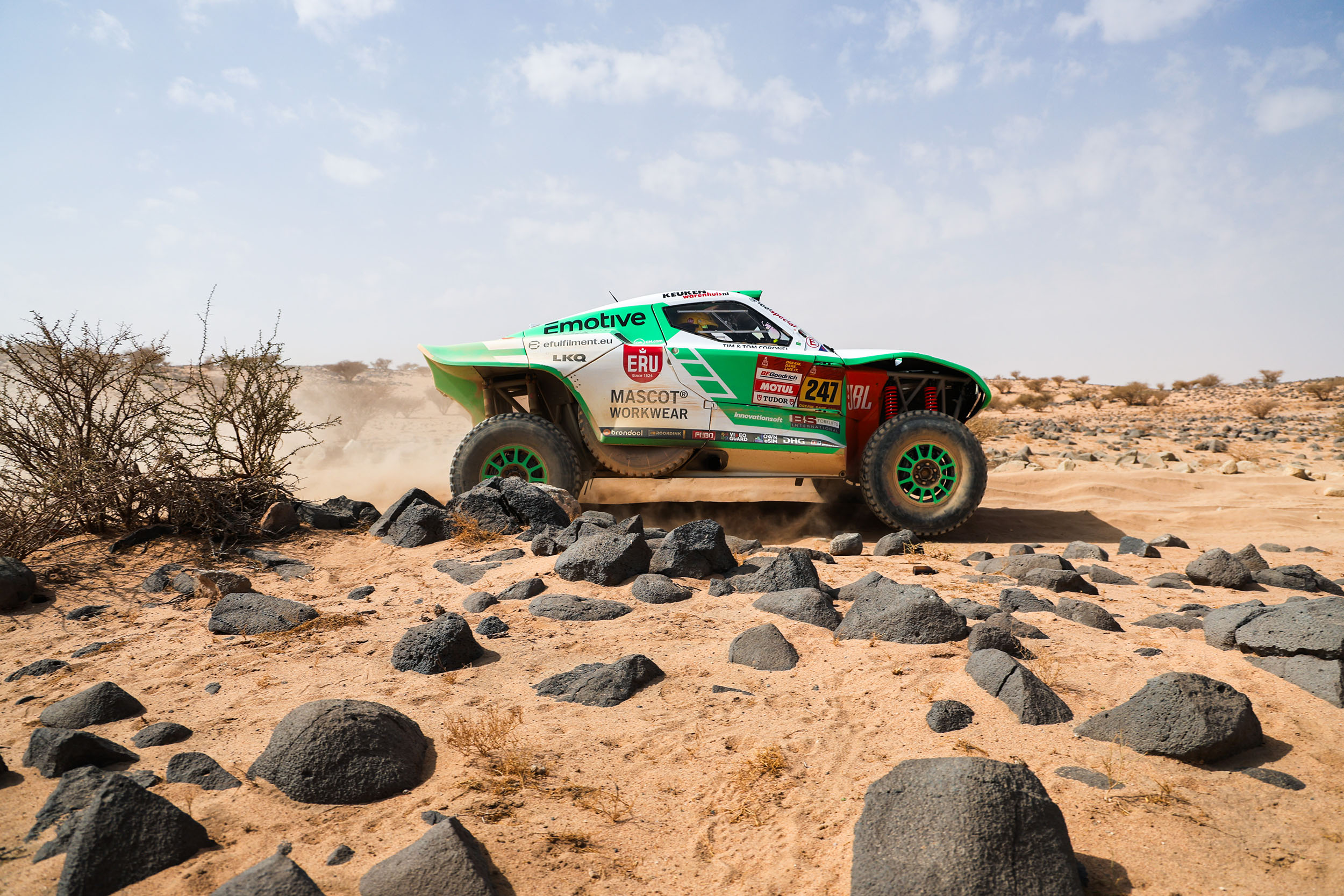 Tim and Tom Coronel race through moonscape to Al Henakiyah | Coronel ...
